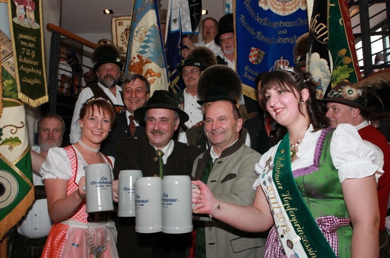 Hubert Dorn erhält Riegele Bierkette - b4bschwaben.de