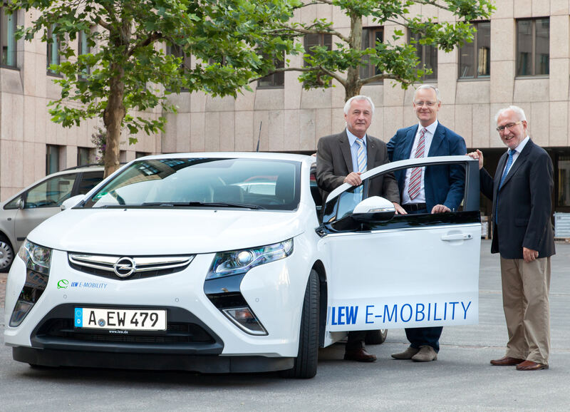 Bezirkstagspräsident testet LEW Elektroauto - Augsburg - B4B Schwaben