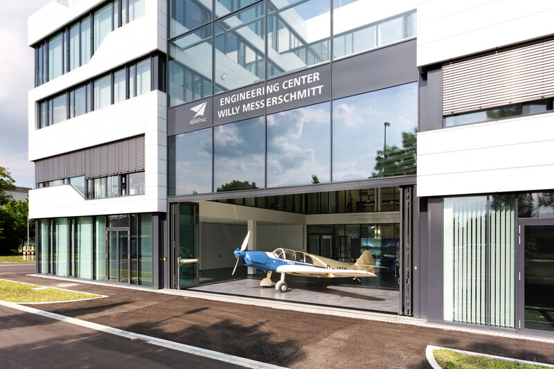 Premium AEROTEC-Auszubildende restaurieren altes Flugzeug - Augsburg ...