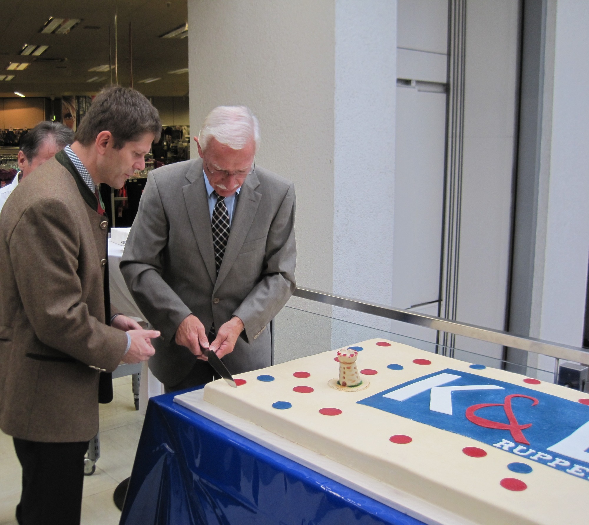 K&L spendet 600 Euro an die Kinderkrippen in Memmingen - b4bschwaben.de