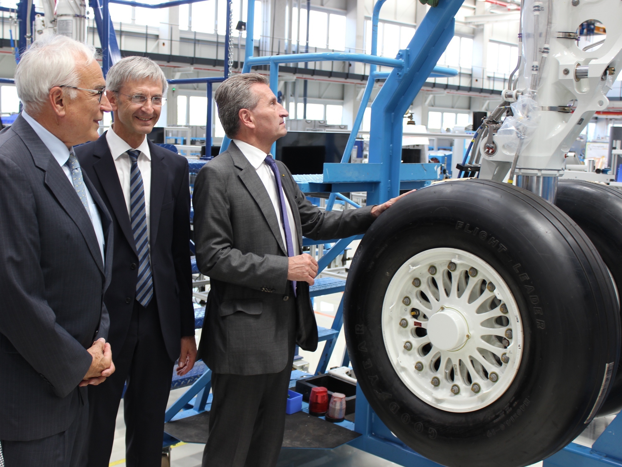 EU-Kommissionsmitglied zu Gast bei Liebherr-Aerospace - b4bschwaben.de
