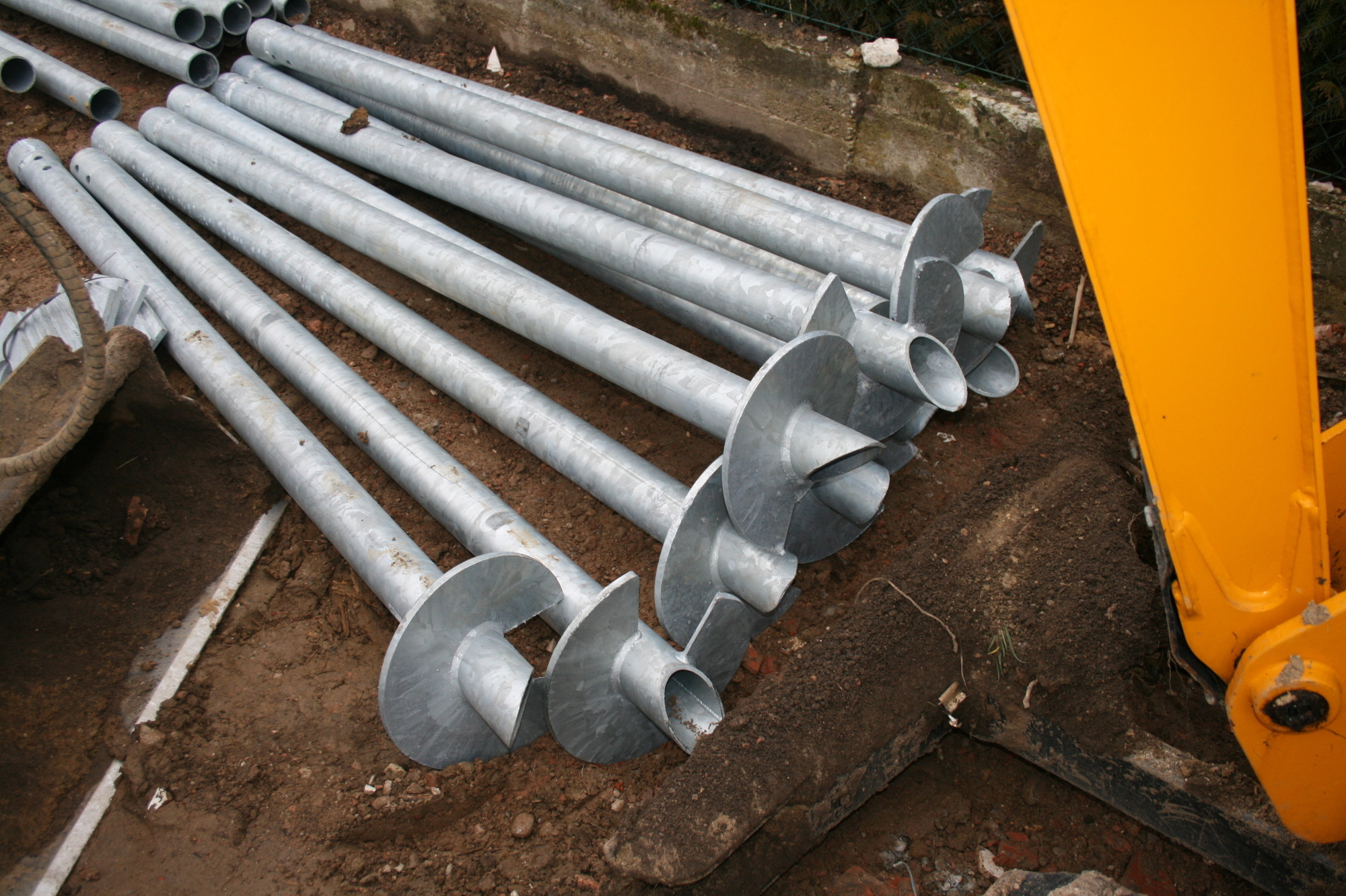 Neue Bautechnik: APTW & Woodenhome GmbH verbaut Fundamentschrauben in ...