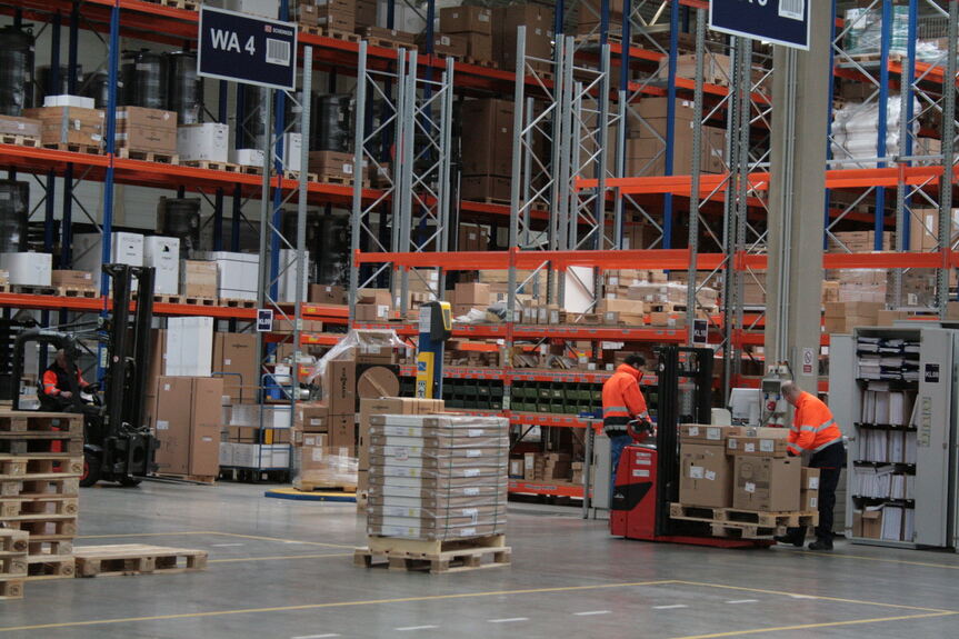 Neues Logistik-Zentrum von DB Schenker feierlich eröffnet - Bilder ...
