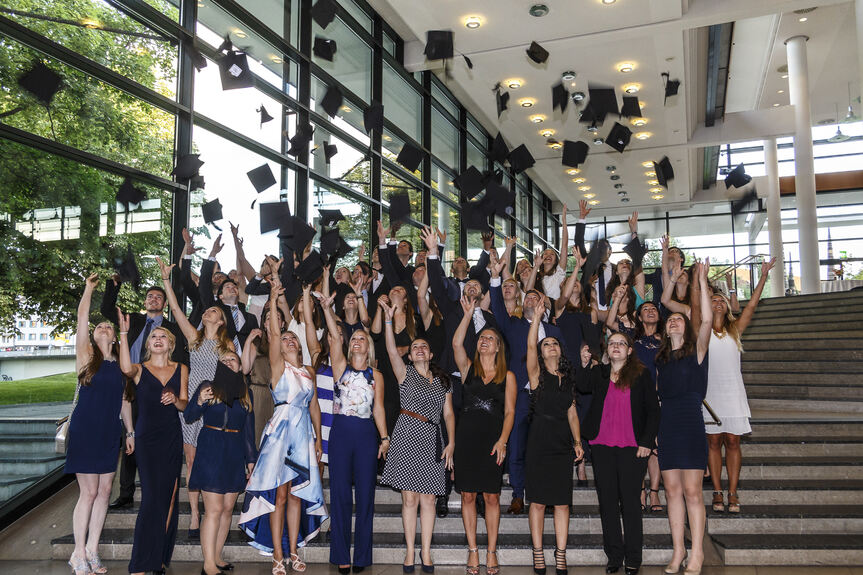 Absolventen der Hochschule Neu-Ulm für Abschluss-Arbeiten geehrt - Neu ...