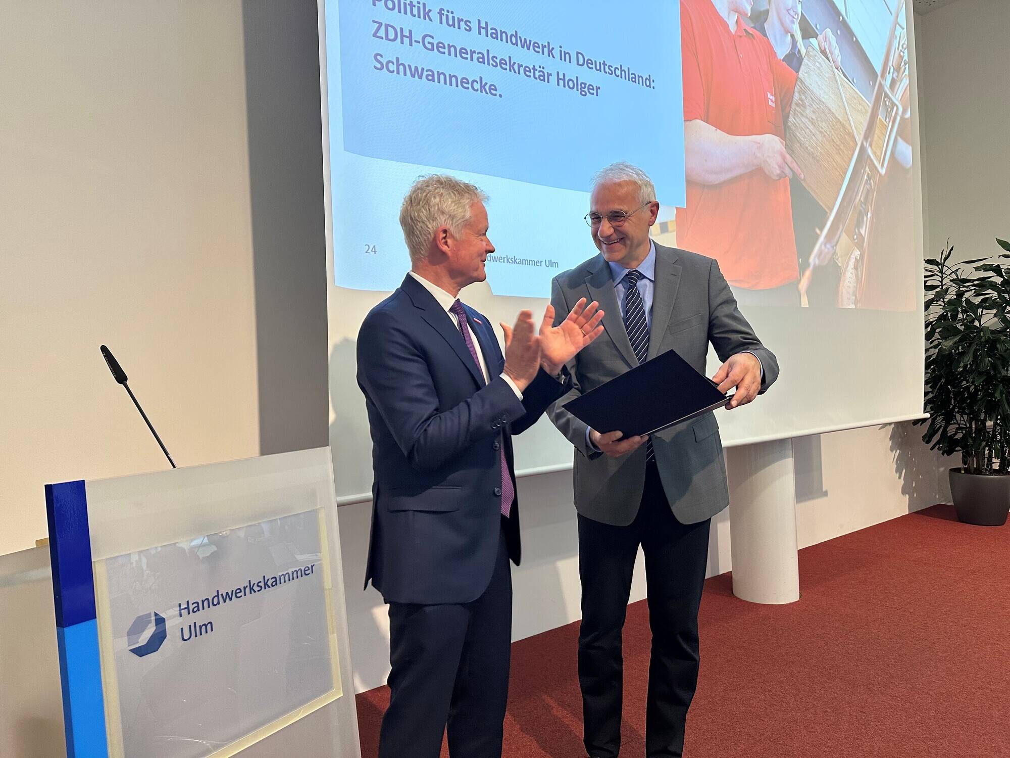 Dr. Tobias Mehlich mit Handwerkszeichen in Gold ausgezeichnet ...